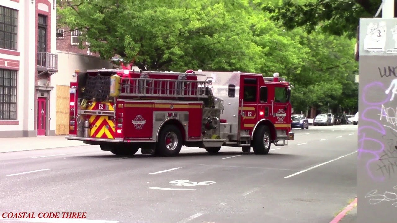 Seattle Fire Department E2 (x2) responding against traffic Seattle Fire ...