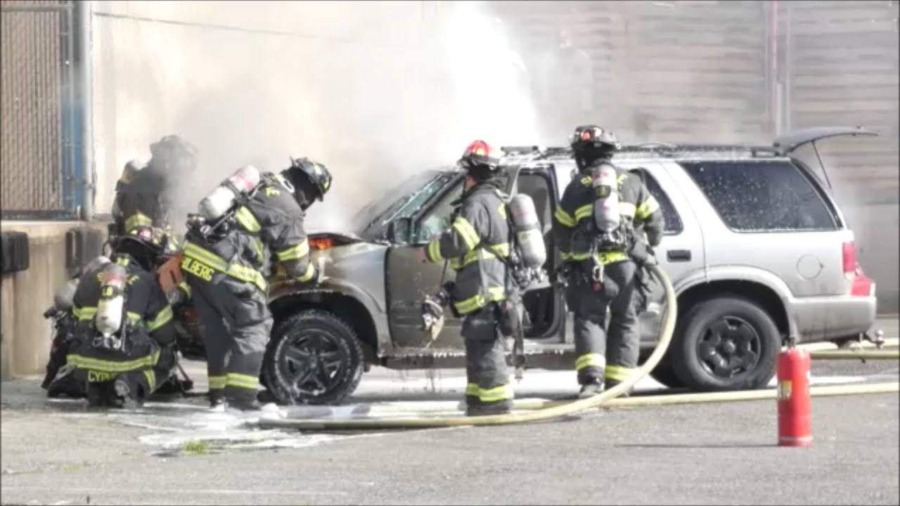 Seattle FD Engine 21 & SDOT responding to car fire (plus on scene ...