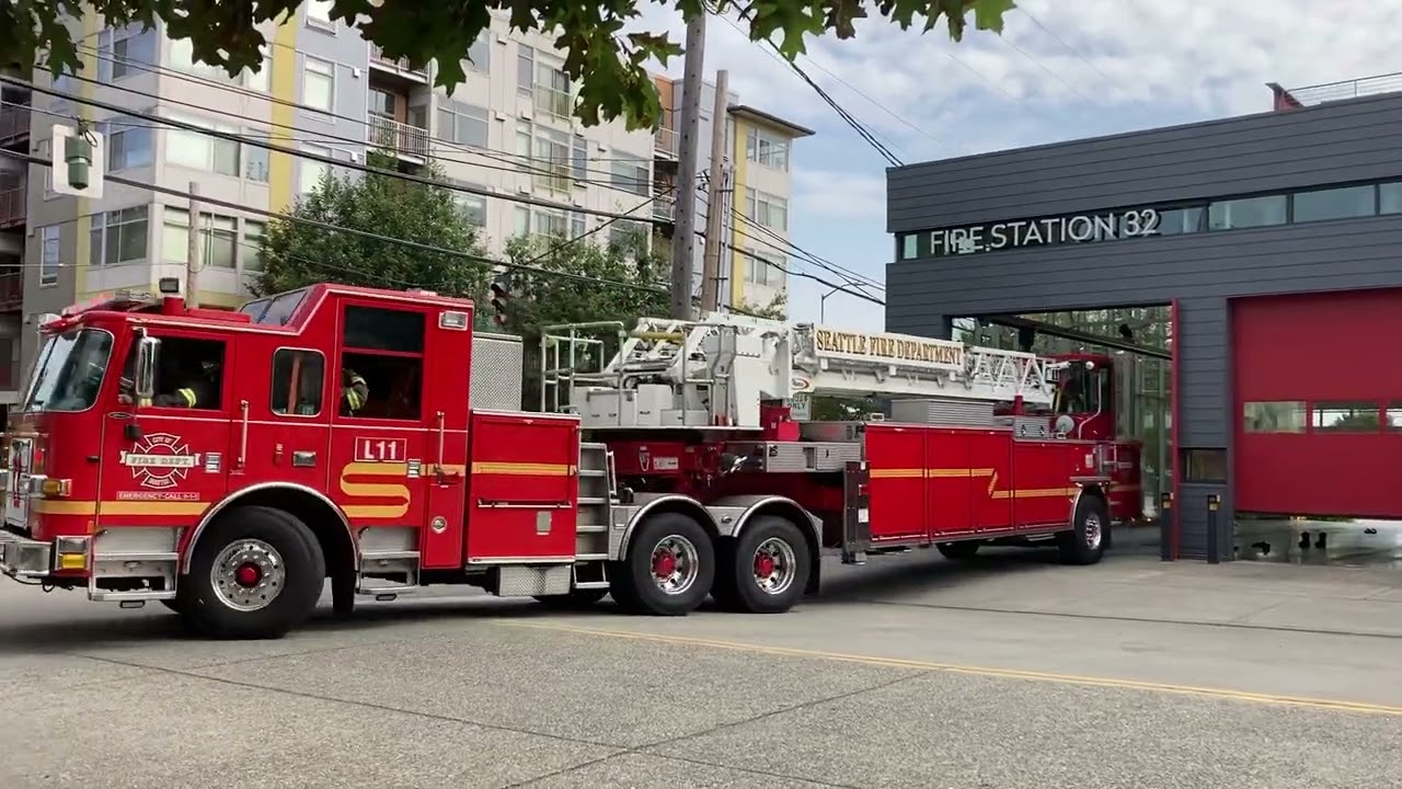 *EVERYBODY GOES* SFD Full house response Engine 32, Battalion 7, Ladder ...